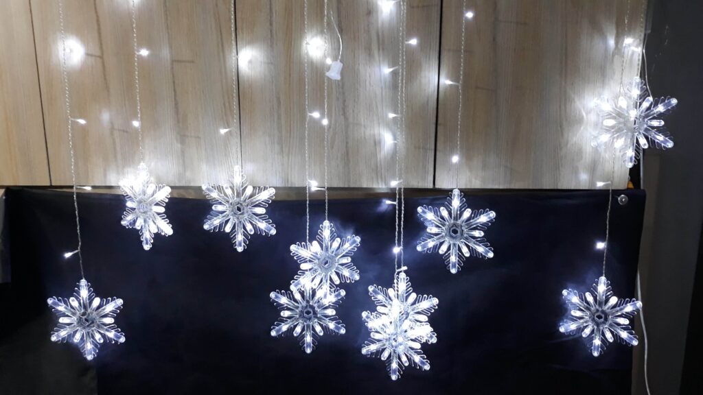 Snowflakes Curtain Lights - White 160L - CONST.PH